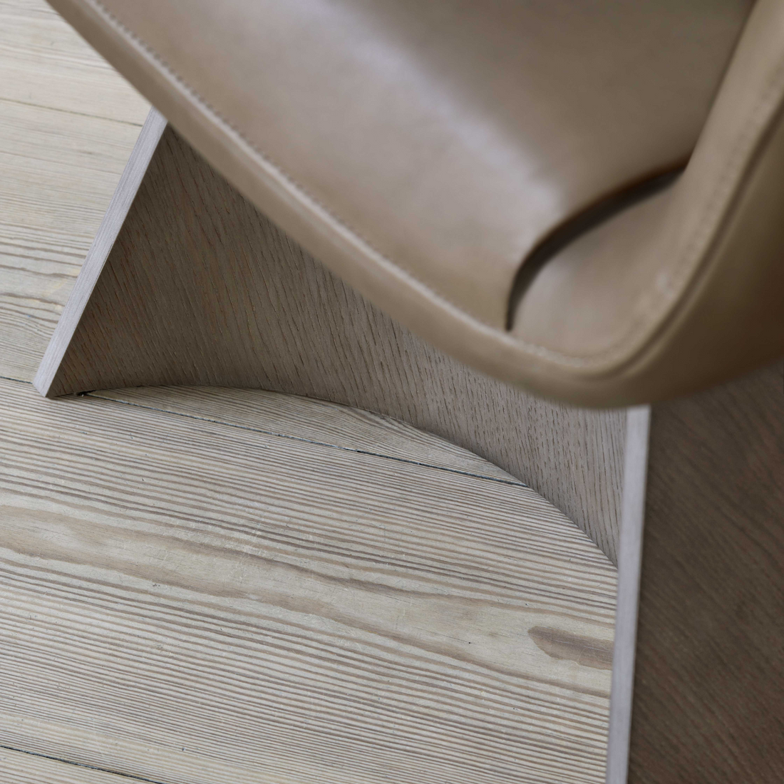 Gabo Leather | Swivel Chair